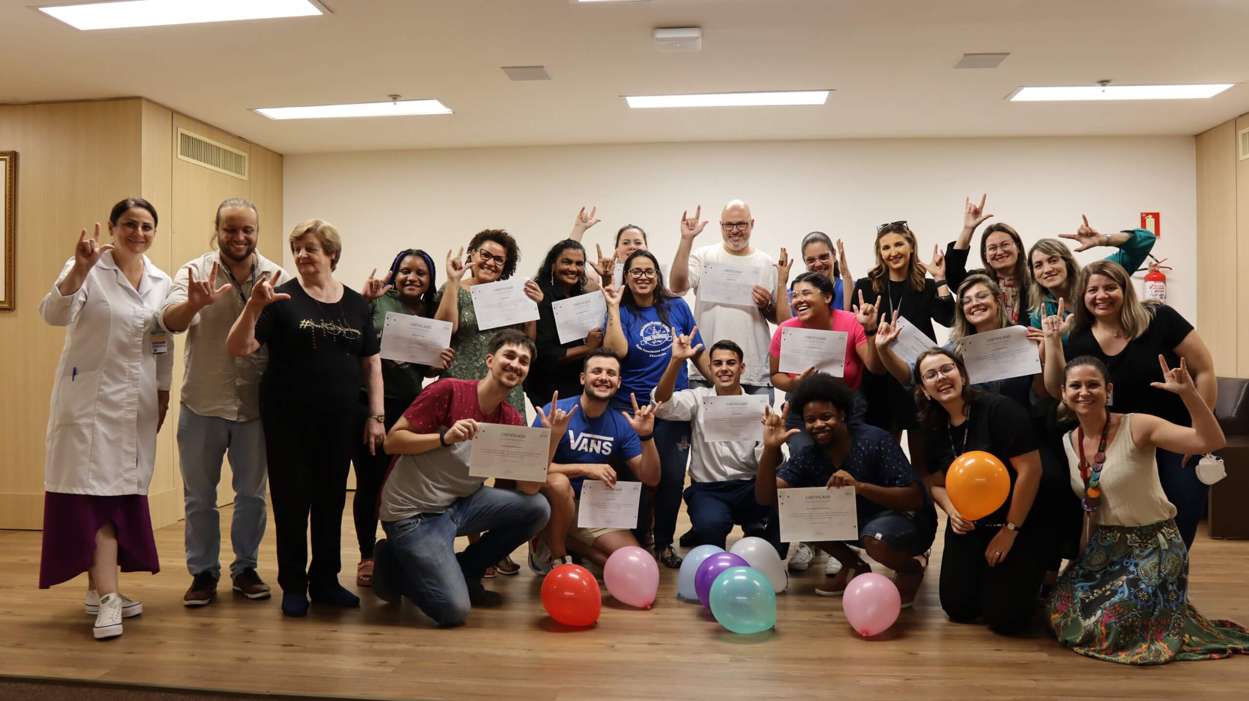 Turma de curso de Libras conclui formação e recebe certificados - AESC ...